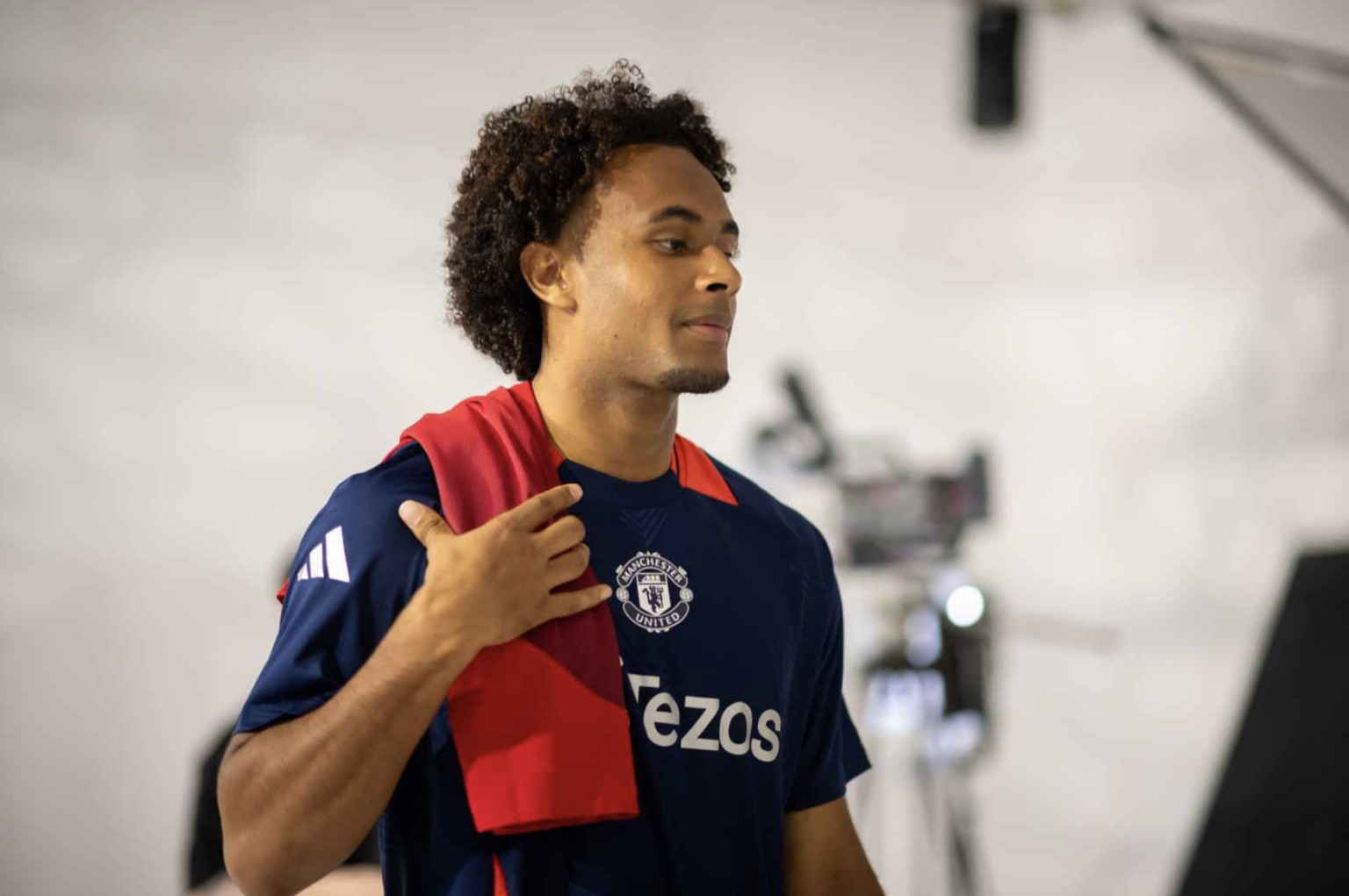 Joshua Zirkzee reveals Man Utd shirt number and Leny Yoro to get legend ...